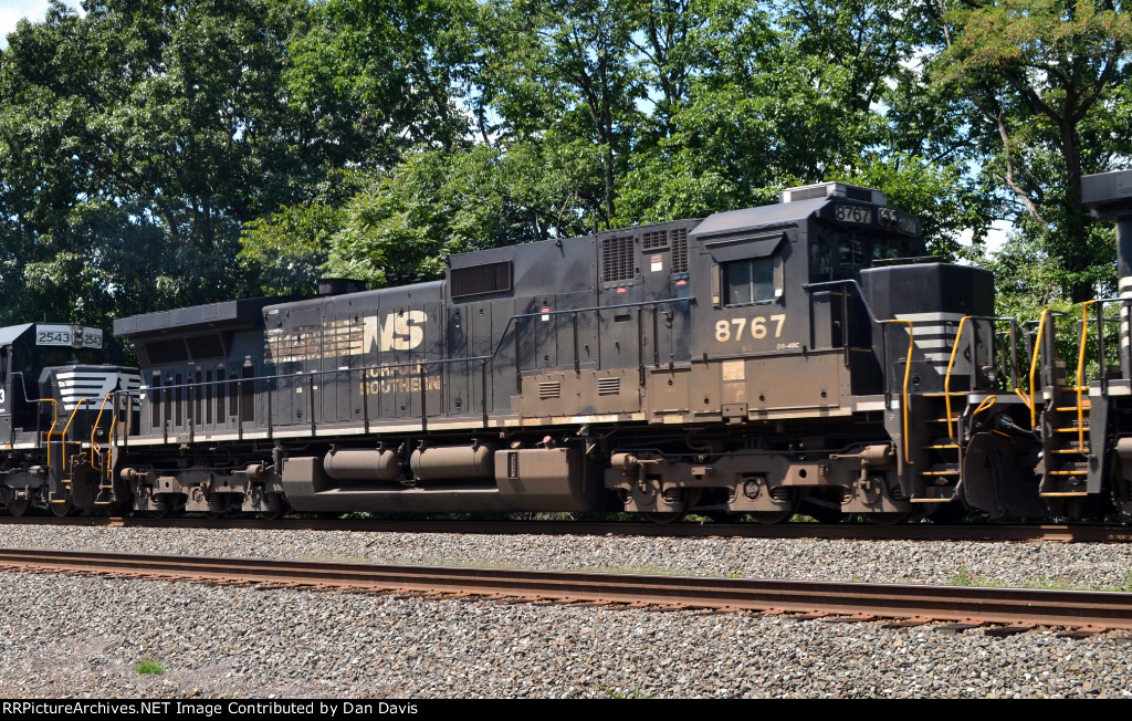 NS C40-9 8767 on 20T